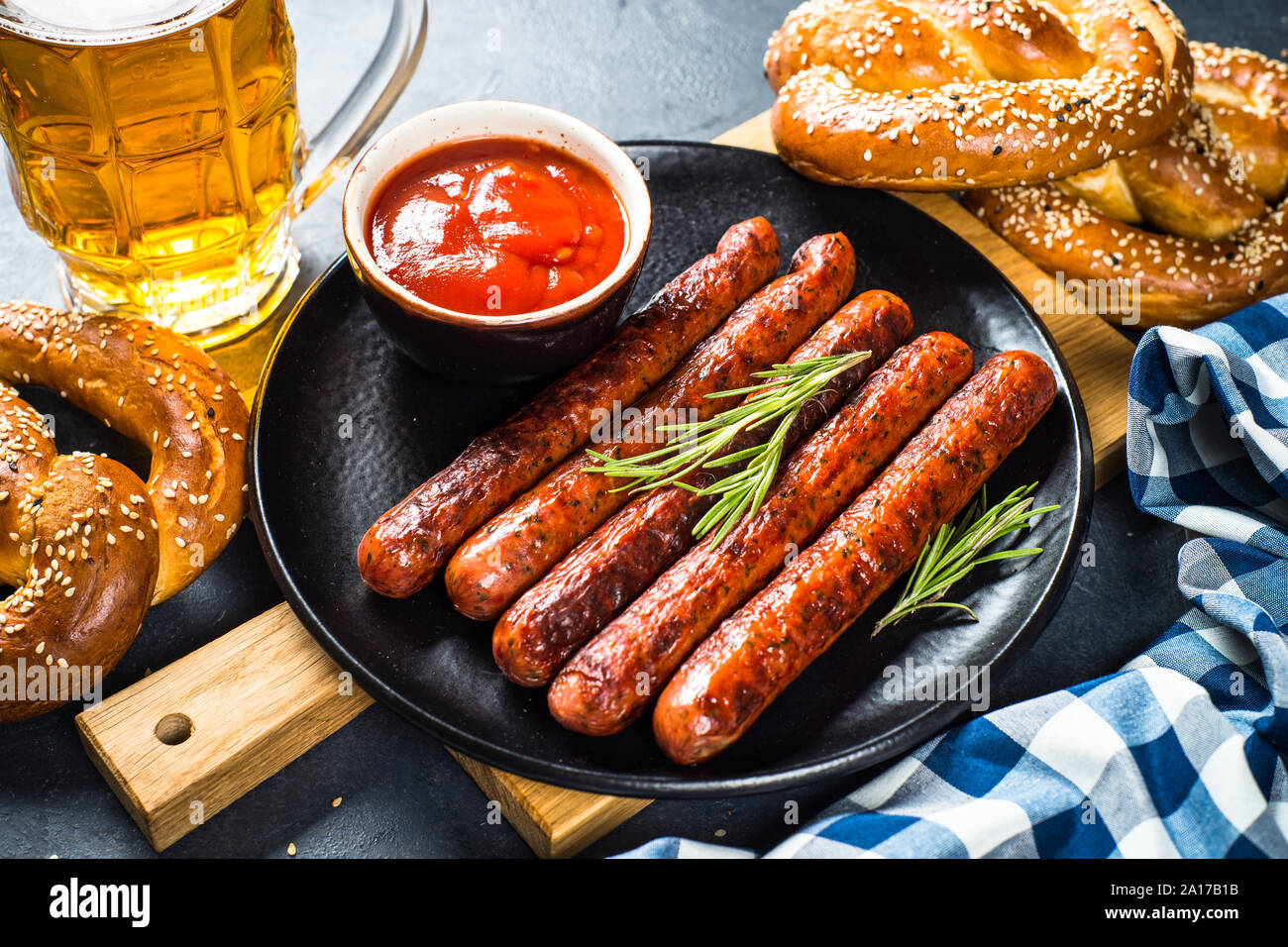 Gegrillte Würstchen in Schwarz eiserne Pfanne Stockfotografie - Alamy