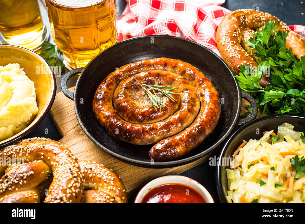 Bayerische wurst brezel deutsches essen -Fotos und -Bildmaterial in ...