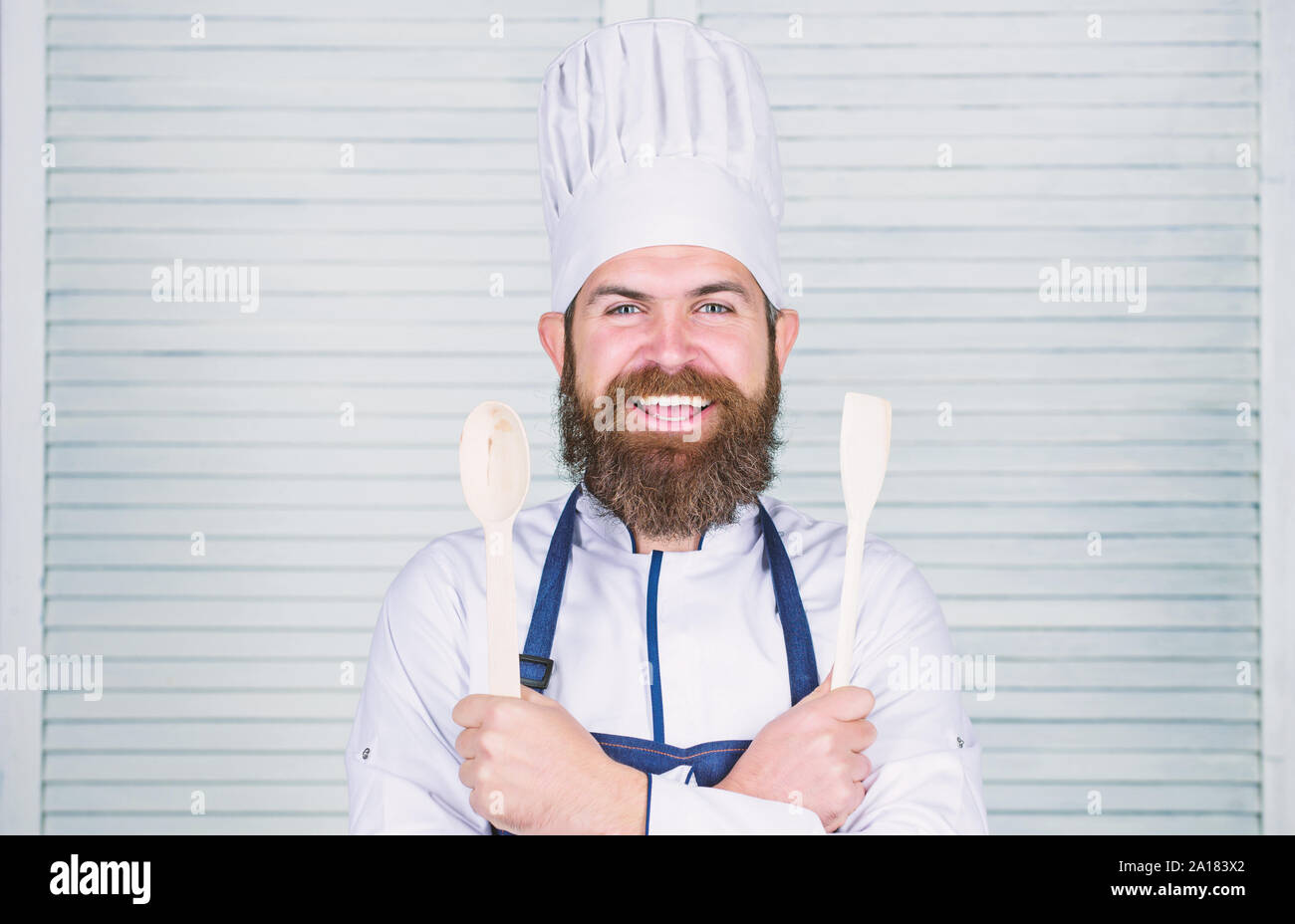 Probieren probieren. Einige Gewürze hinzufügen. Mann mit Bart in Cook ...