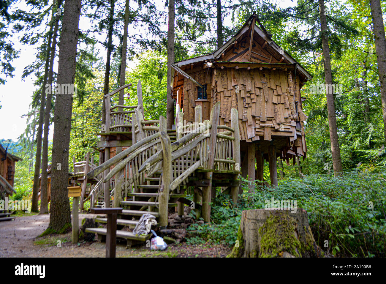 Baumhaus resort deutschland -Fotos und -Bildmaterial in hoher Auflösung ...
