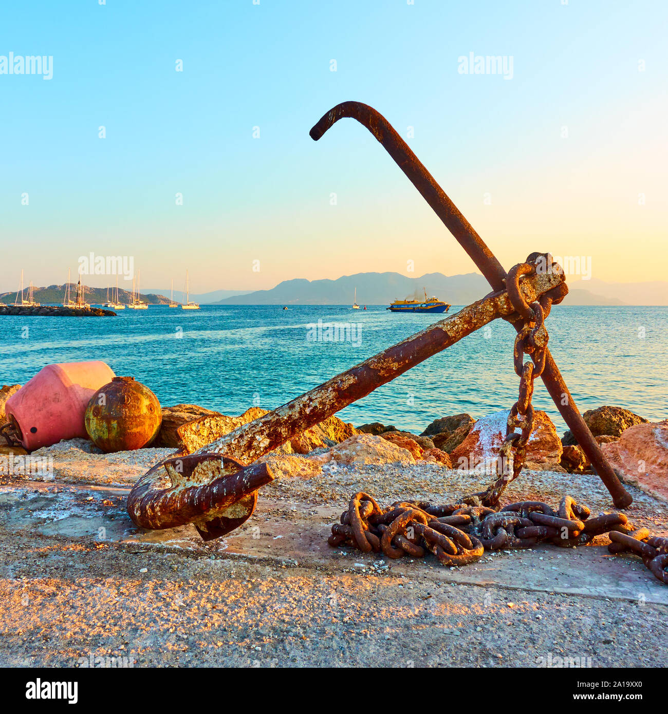 Altes Schiff Anker auf Pier im Hafen von Hydra, Saronische Inseln ...