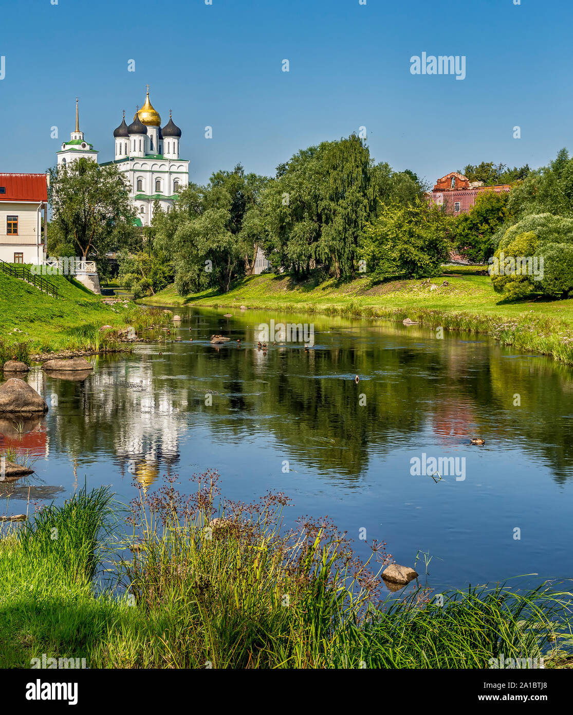Pskow River Park. Pskow. Russland. 28.07.2019. Holy Trinity Cathedral ...
