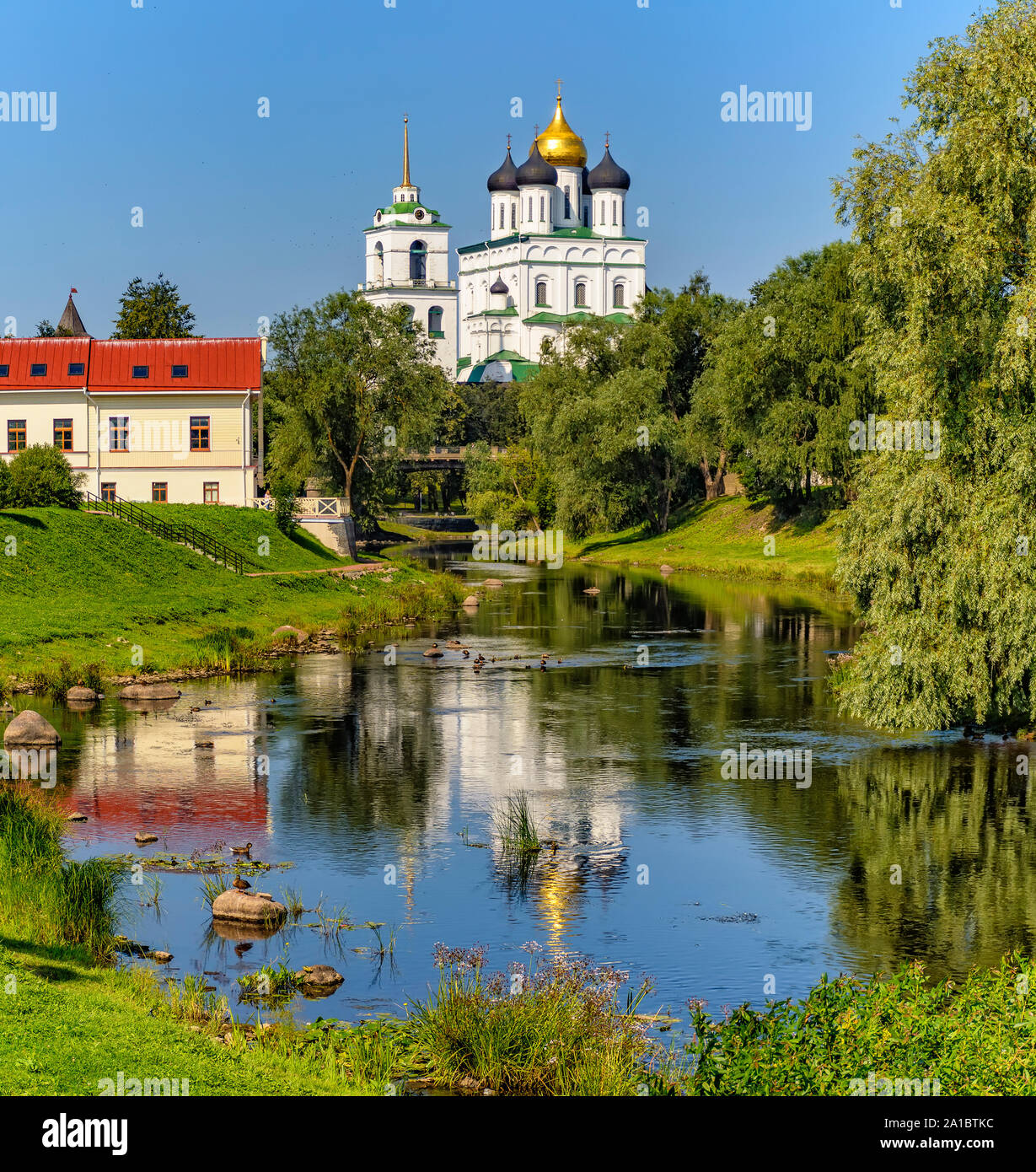 Pskow River Park. Pskow. Russland. 28.07.2019. Holy Trinity Cathedral ...