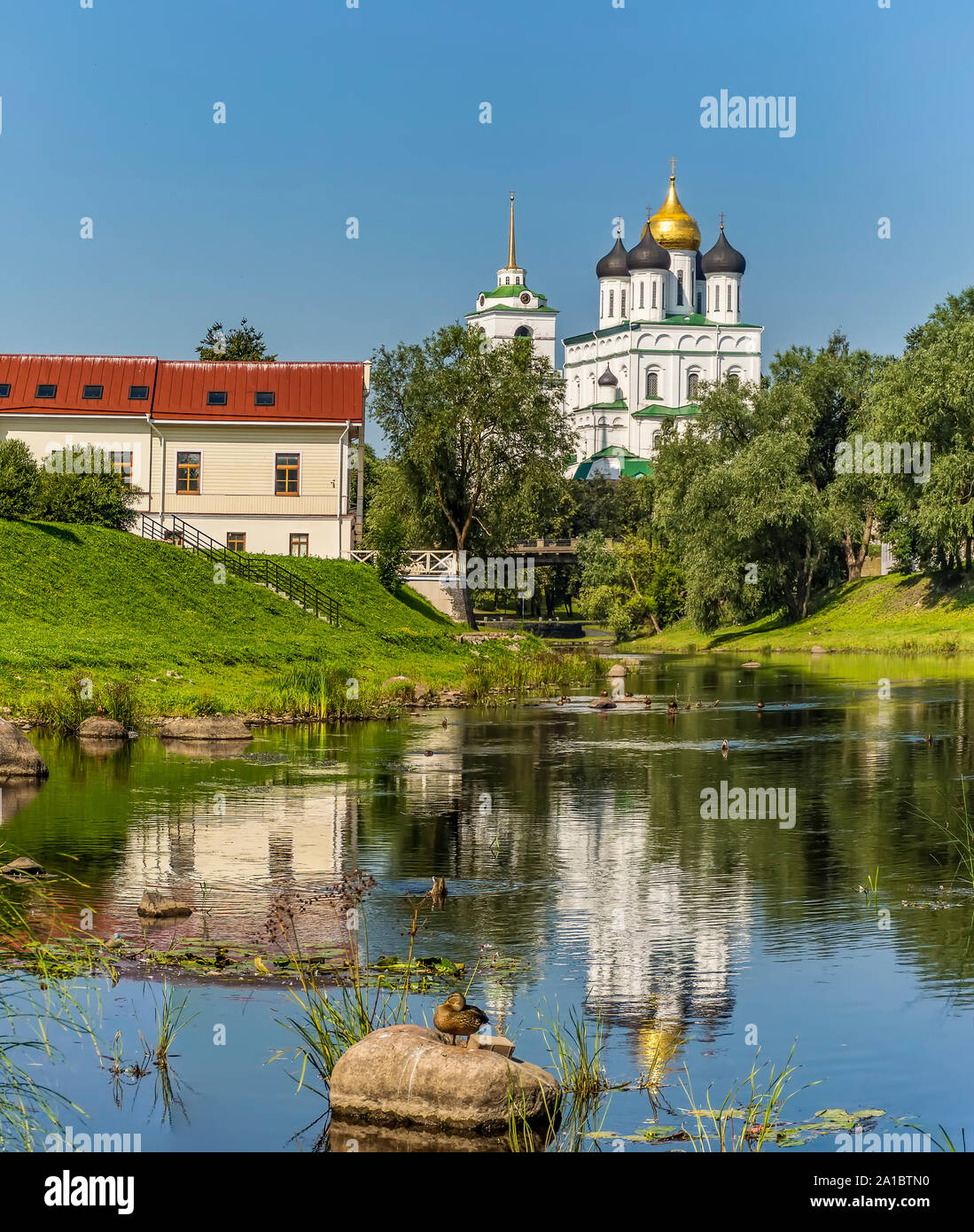 Pskow River Park. Pskow. Russland. 28.07.2019. Holy Trinity Cathedral ...