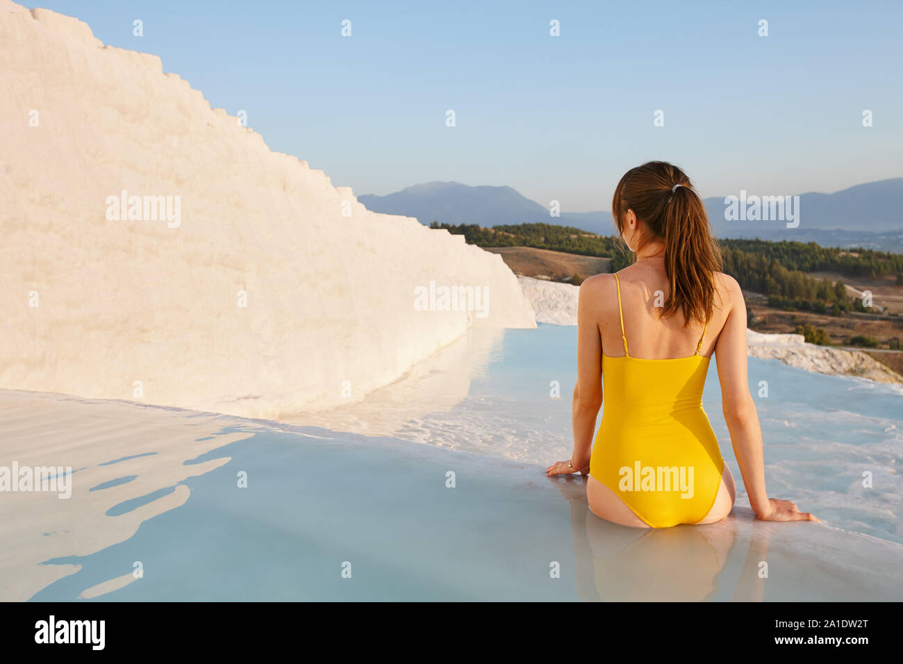 Gelber badeanzug -Fotos und -Bildmaterial in hoher Auflösung – Alamy