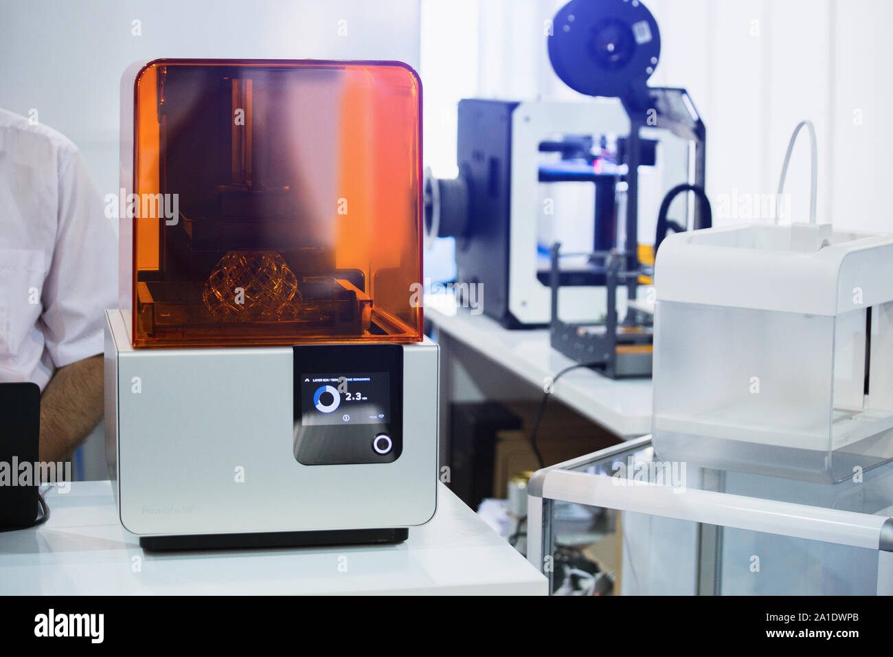 Eine Stereolithographie 3d Drucker im Labor druckt eine Struktur aus ...