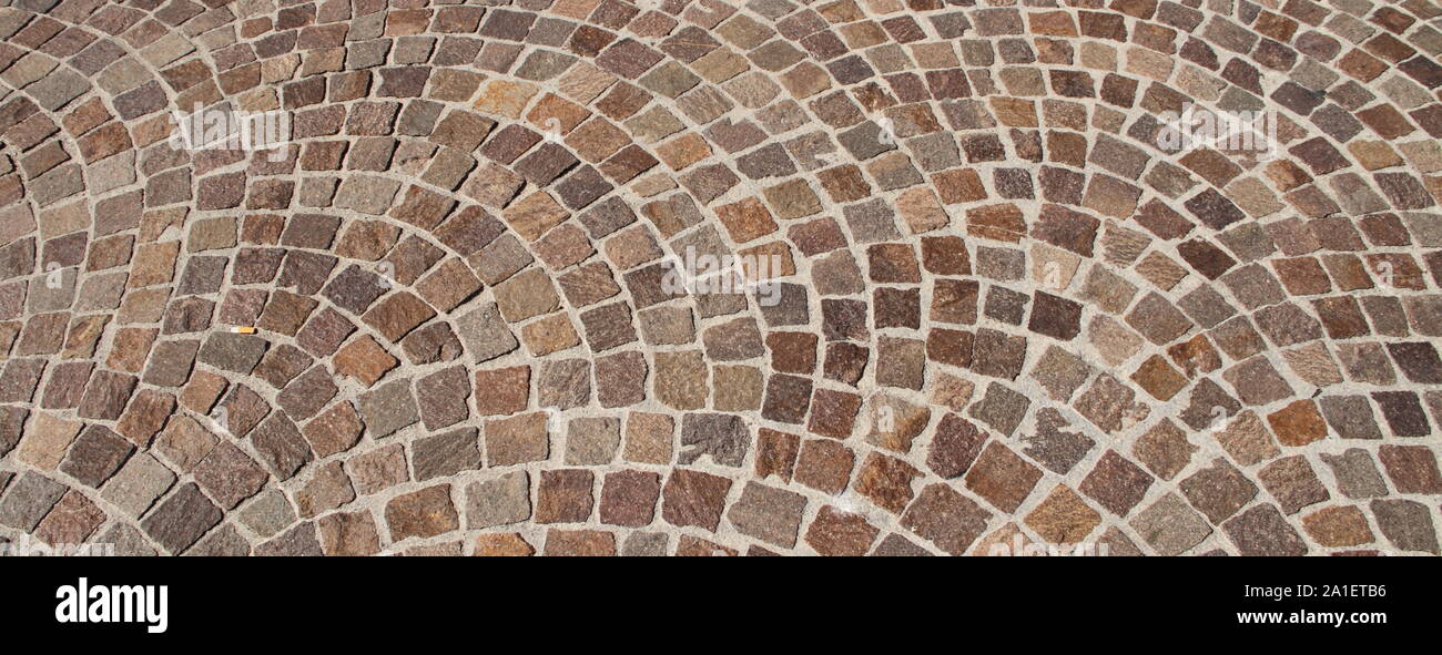 Pflastersteine auf der Straße Stockfotografie - Alamy