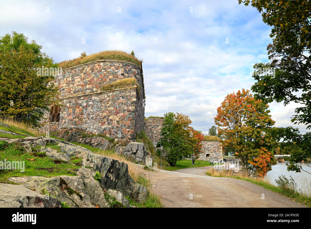 Seaside Path in der Festung Suomenlinna, bewohnt Meer Festung auf 8 ...