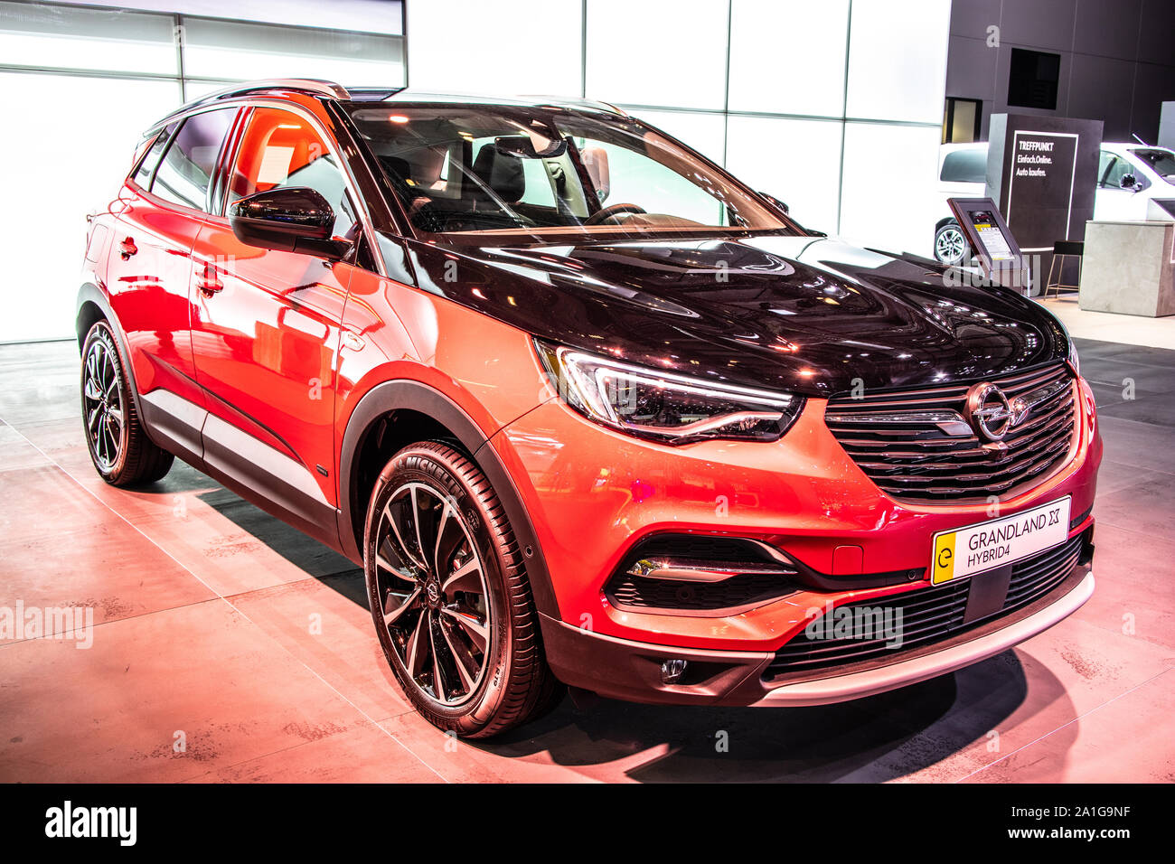 Frankfurt, Deutschland, September 10, 2019: rot metallic OPEL Grandland ...