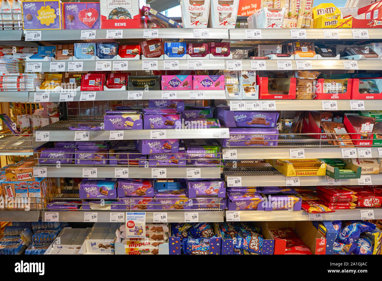 Schokolade Display Regal Supermarkt Stockfotos und -bilder Kaufen - Alamy