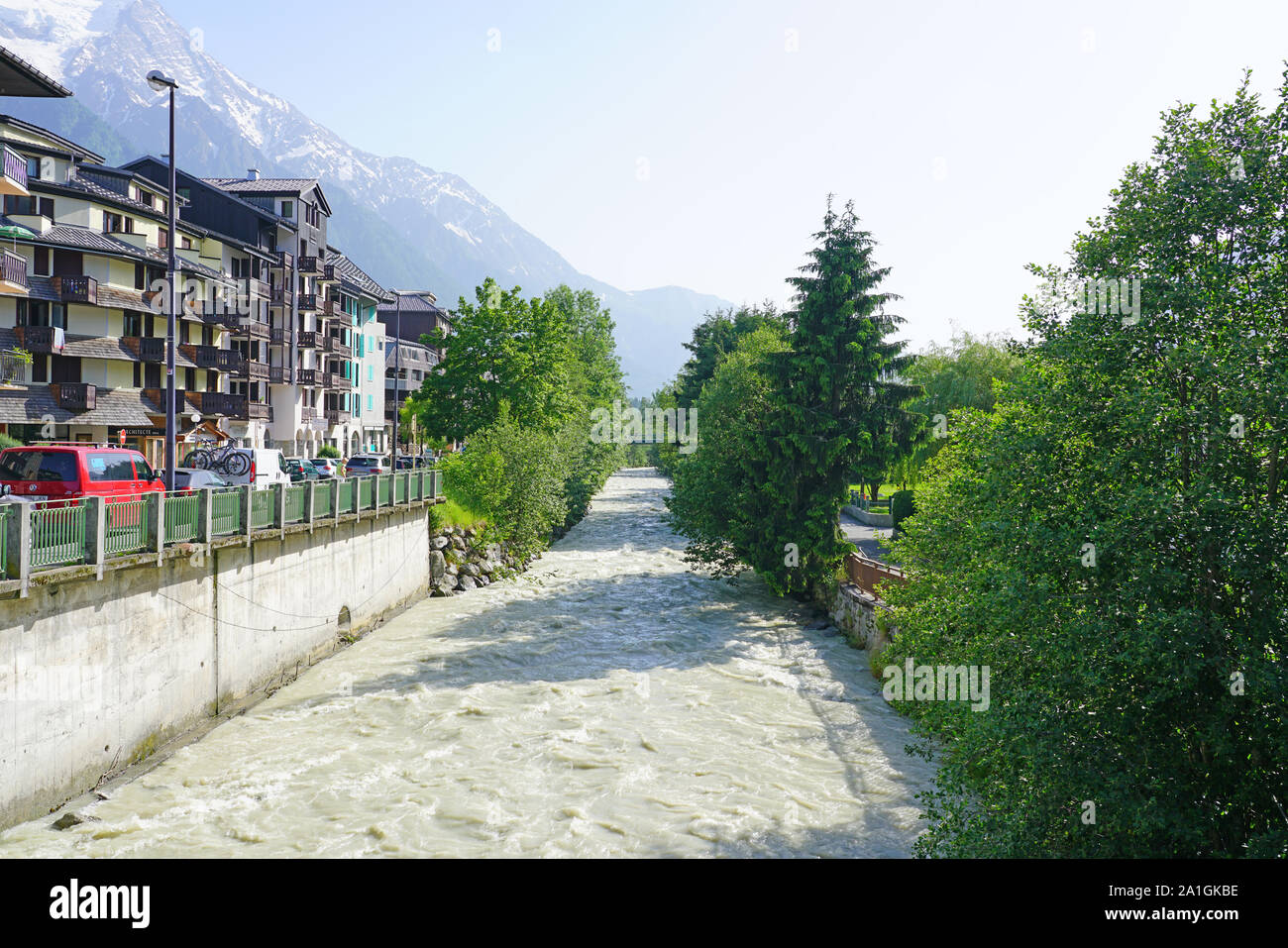 CHAMONIX, Frankreich-26 Jun 2019 - Blick auf das Dorf von Chamonix ...