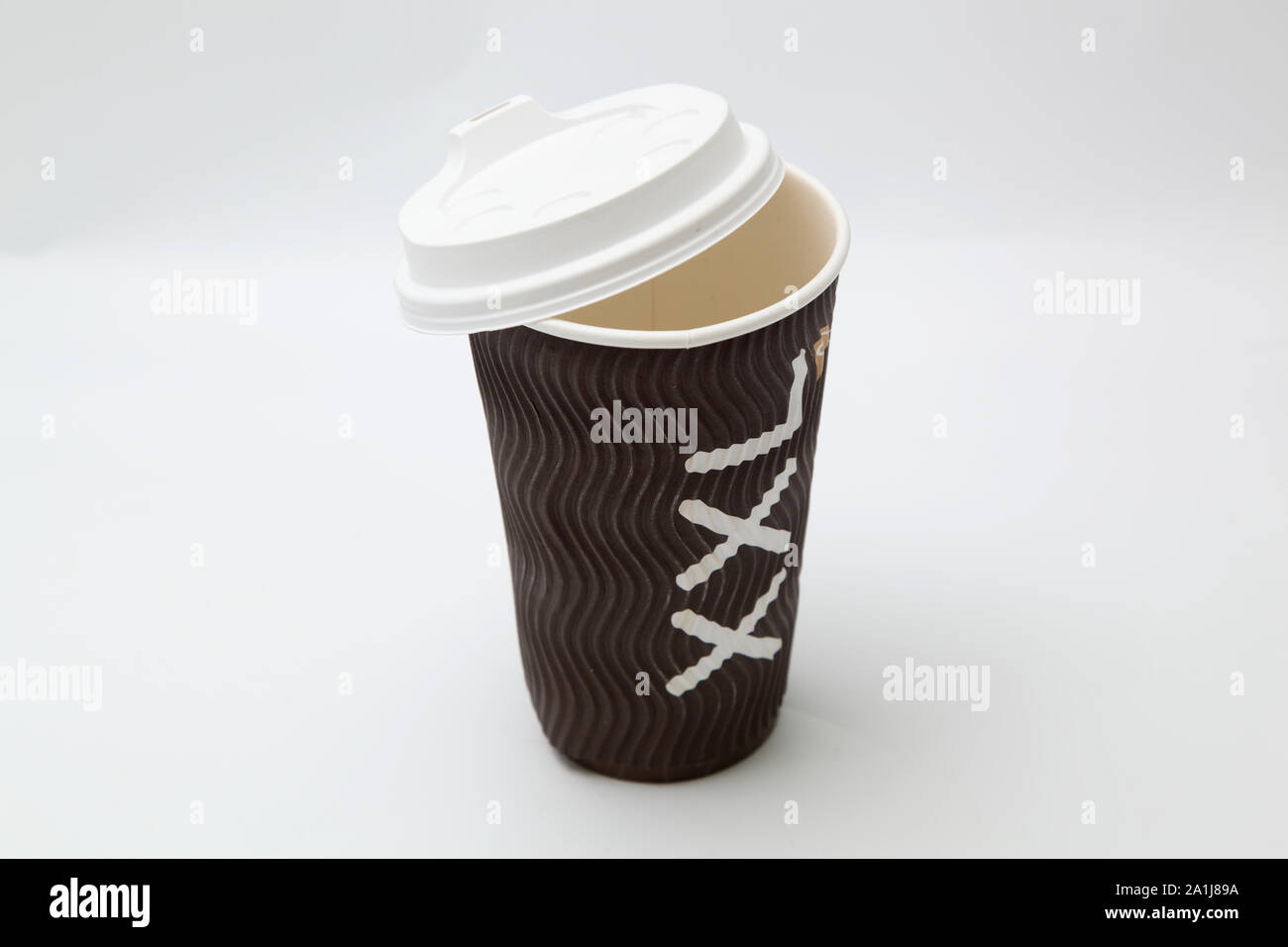 Cardboard cup -Fotos und -Bildmaterial in hoher Auflösung – Alamy