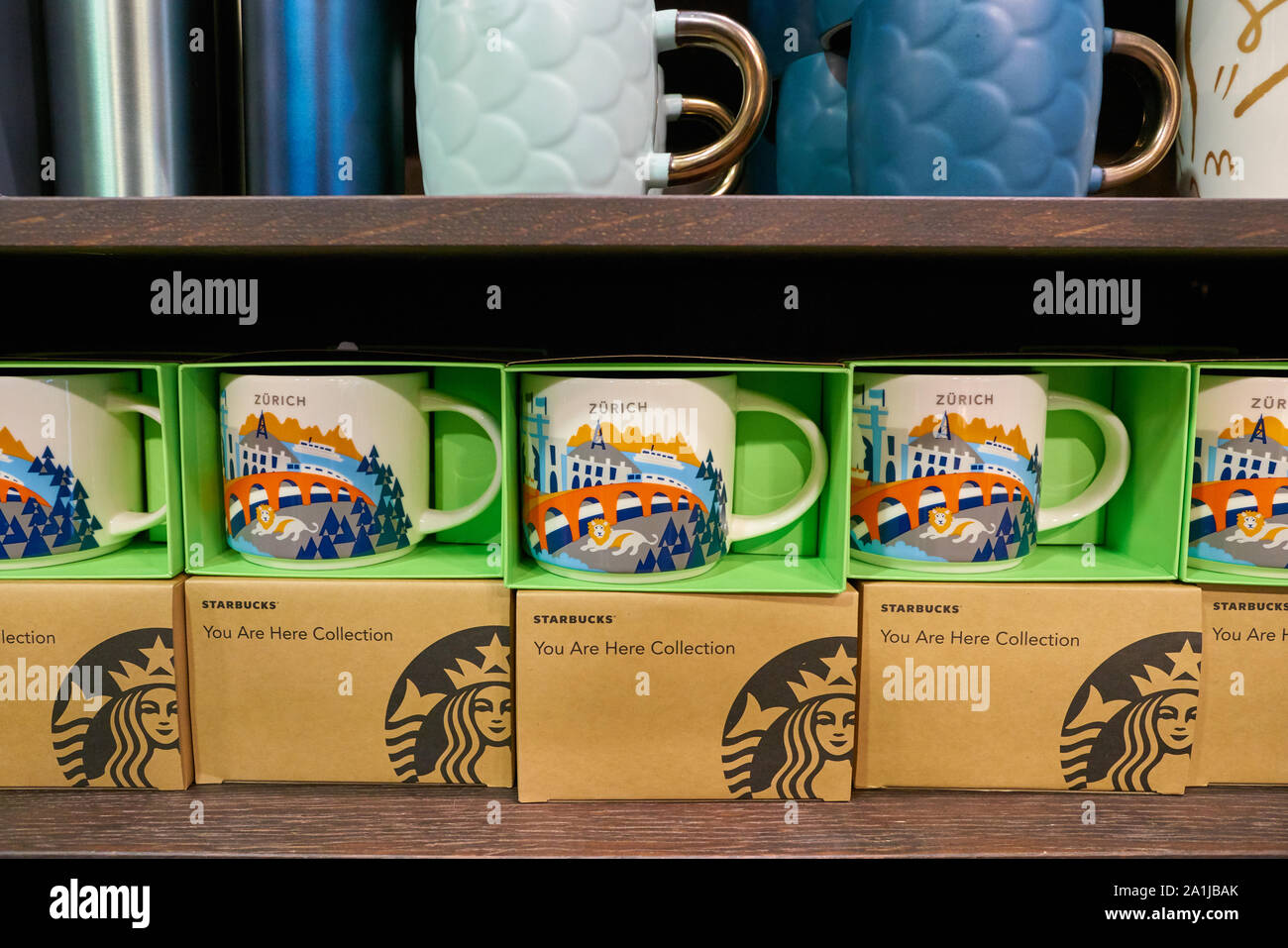 Starbucks mugs at starbucks -Fotos und -Bildmaterial in hoher Auflösung ...