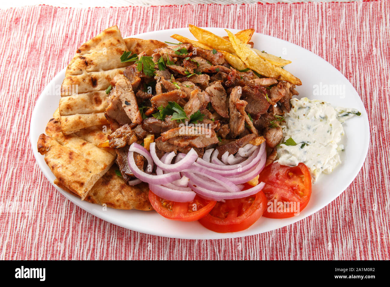 Traditionelle Gyros Teller, griechische Meze Stockfotografie - Alamy