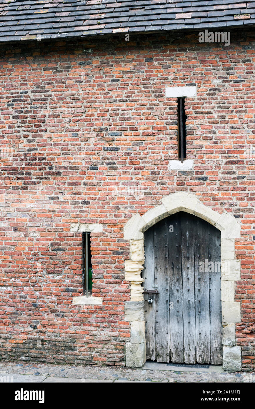 Vor der Rote Turm aus rotem Backstein Gebäude (erbaut 1490) in New York ...