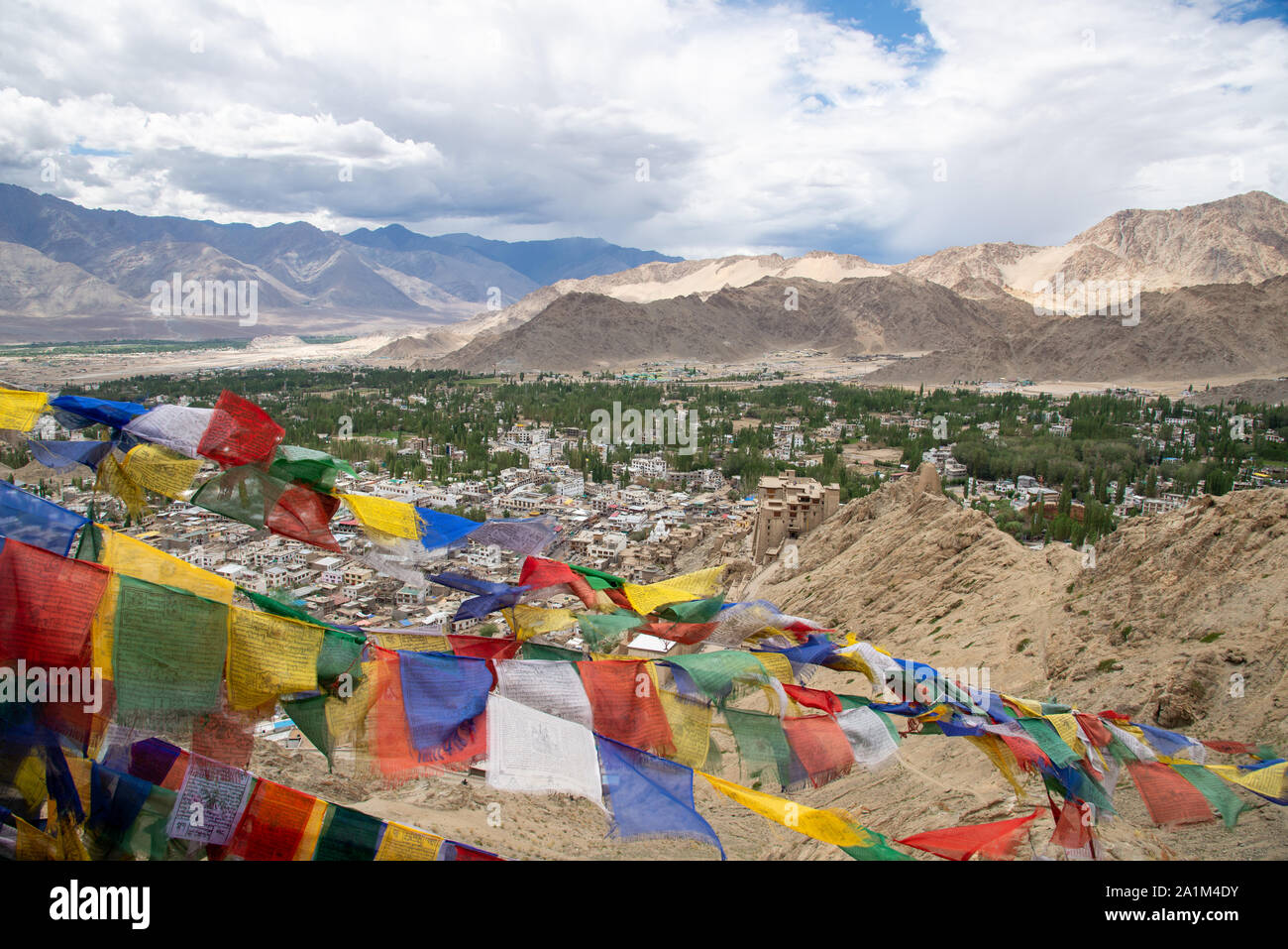 Blick auf Leh in Ladakh, Indien mit betenden Flags Stockfotografie - Alamy