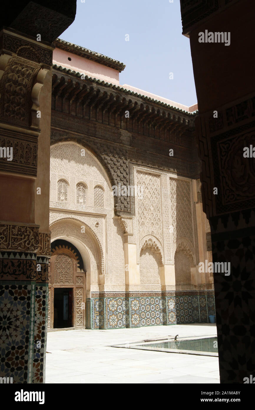 Terrasse. Medersa Ben Youssef, école coranique, fondée mérinide par le ...