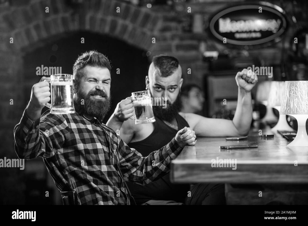 Alkohol Getränke. Freunde entspannen im Pub mit Biergarten. Kühlen Bier ...
