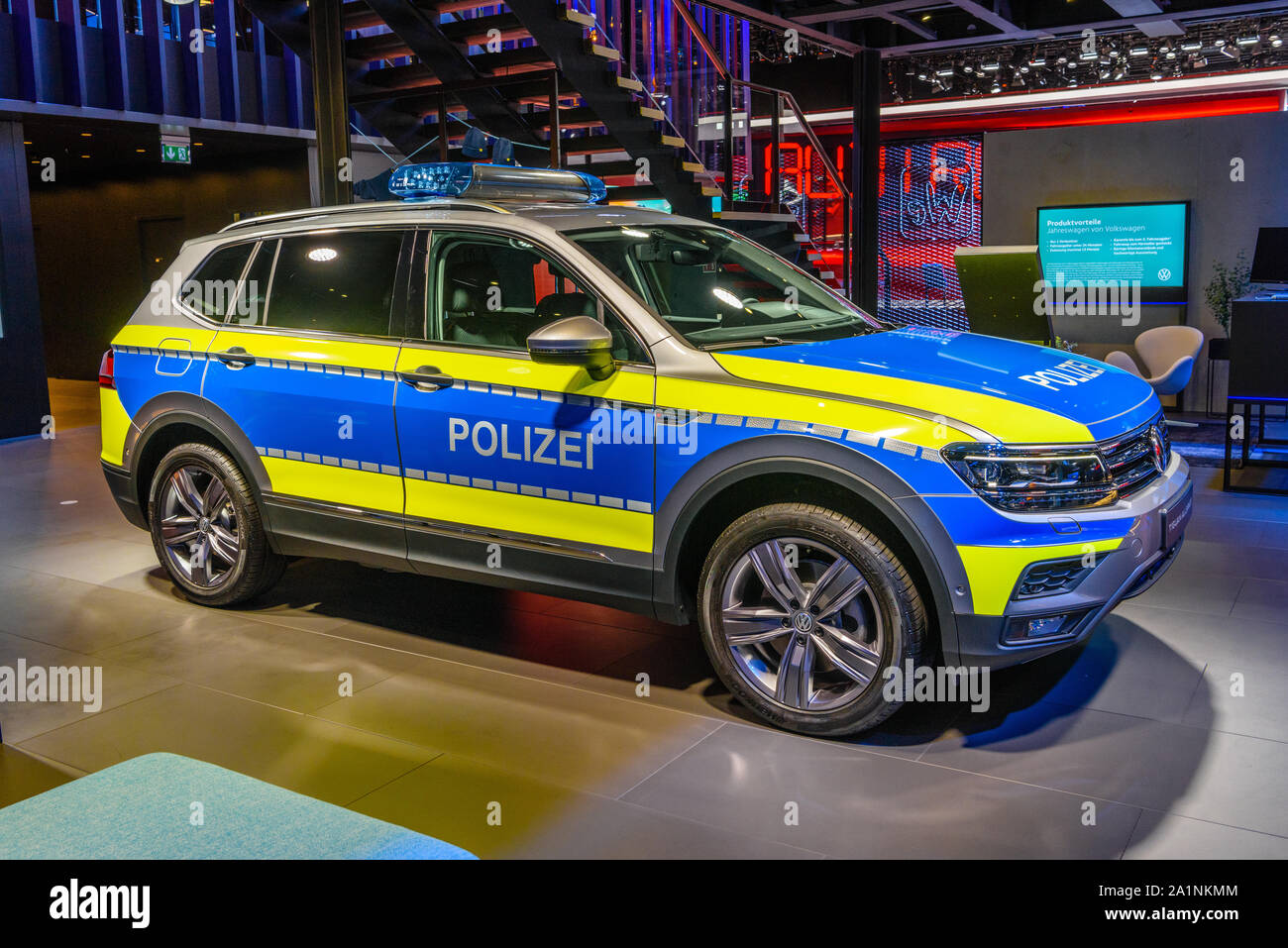 FRANKFURT, Deutschland - September 2019: blau gelb Polizei VOLKSWAGEN ...