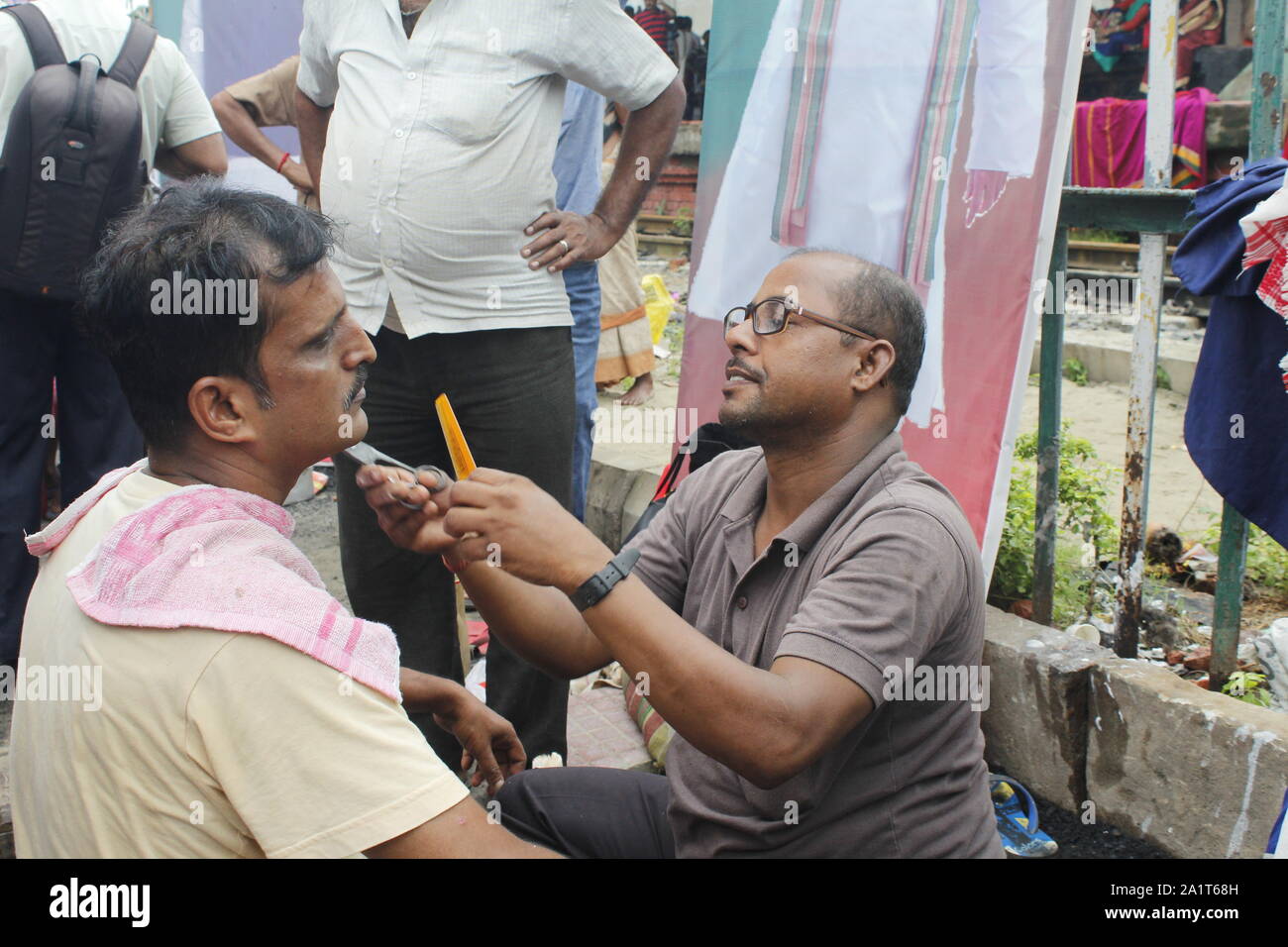 Kolkata, Indien. 28 Sep, 2019. Ein Devotee, der seine Haare rasieren ...
