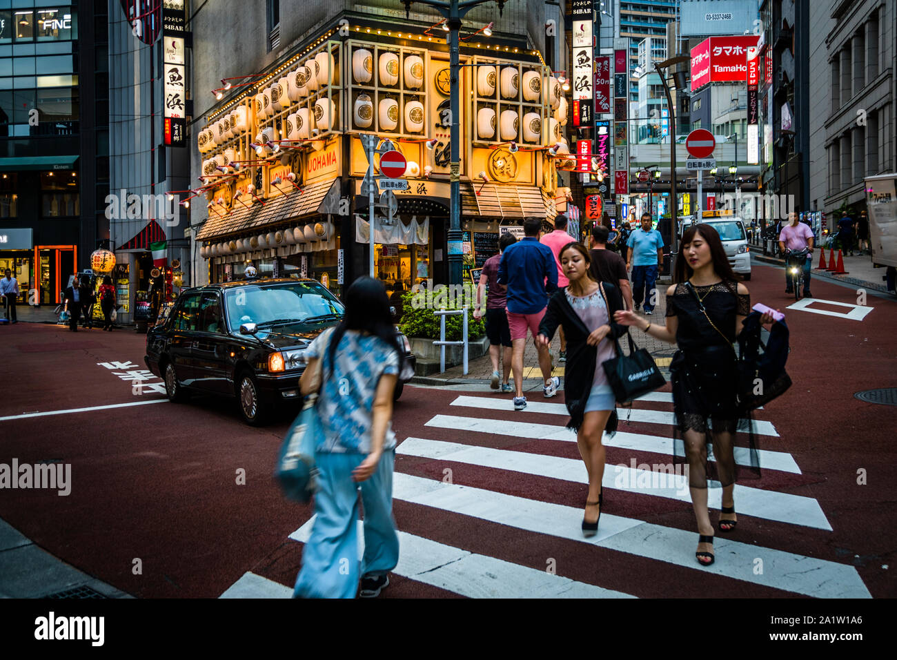 Fahrzeug auf der straße -Fotos und -Bildmaterial in hoher Auflösung ...