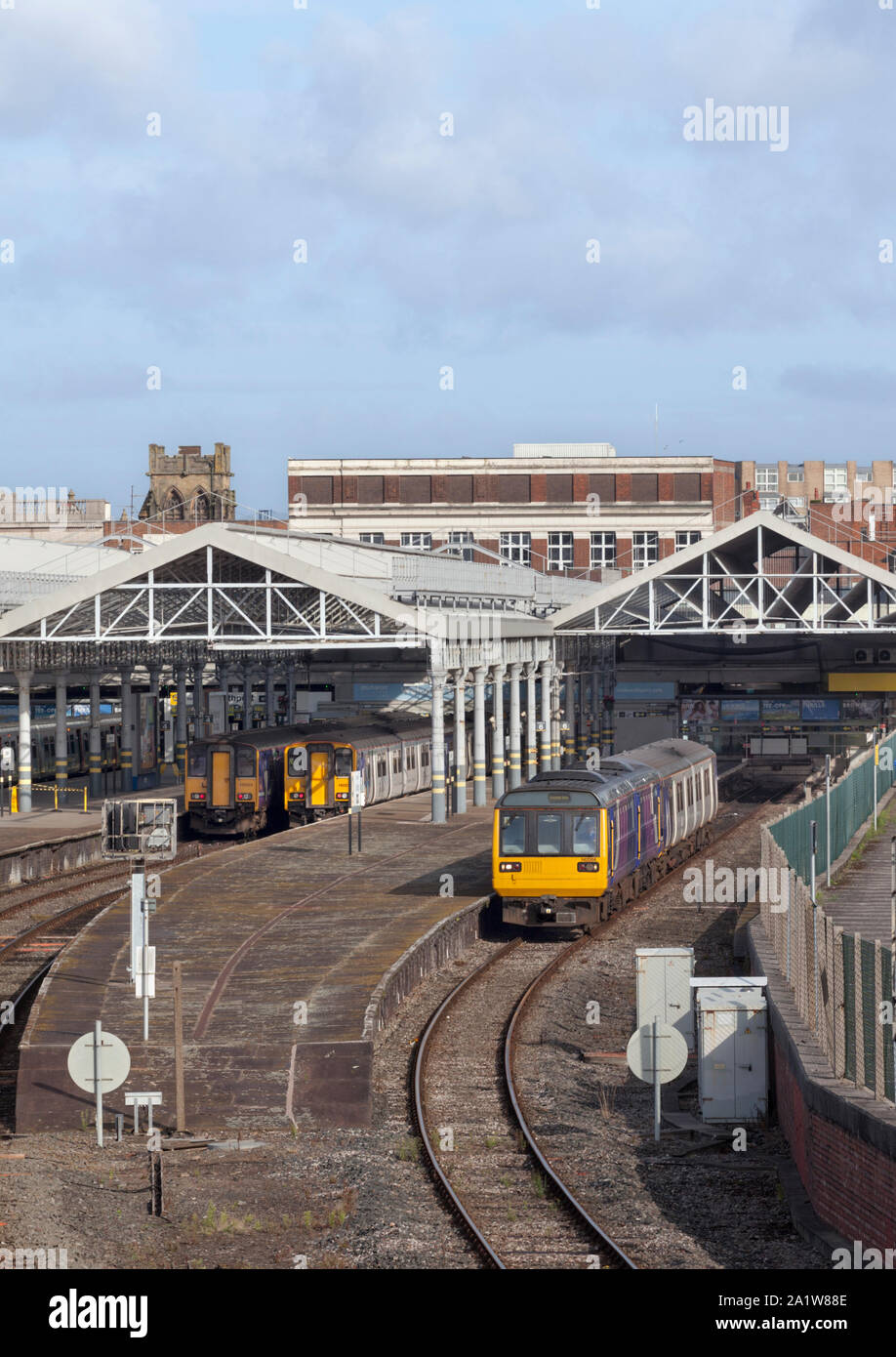 Arriva Northern Rail Class 142 pacer Zug + Klasse 150 Sprinter Abflug von Southport Bahnhof ...