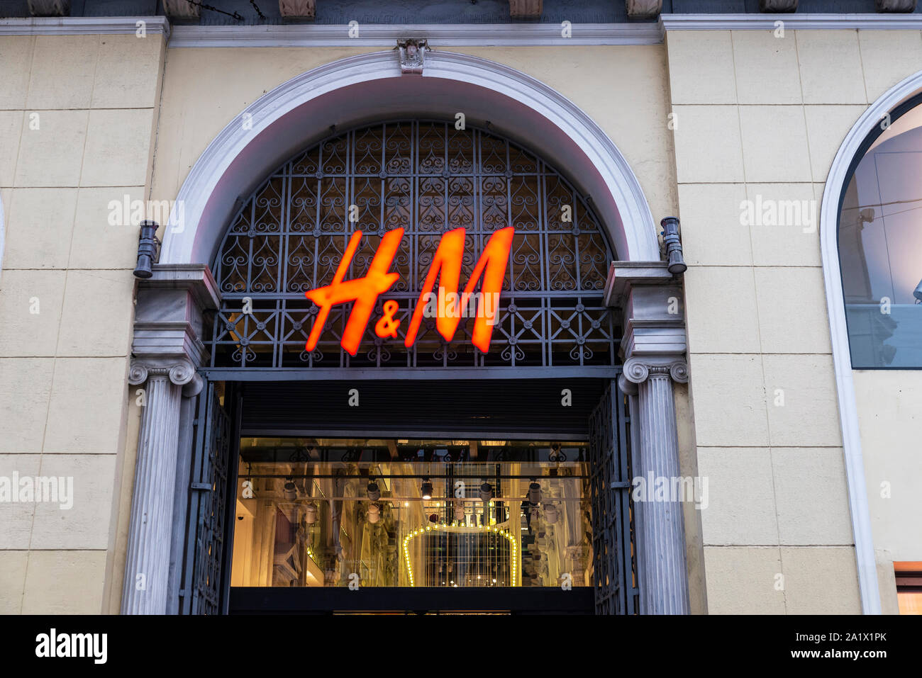 H m window -Fotos und -Bildmaterial in hoher Auflösung – Alamy