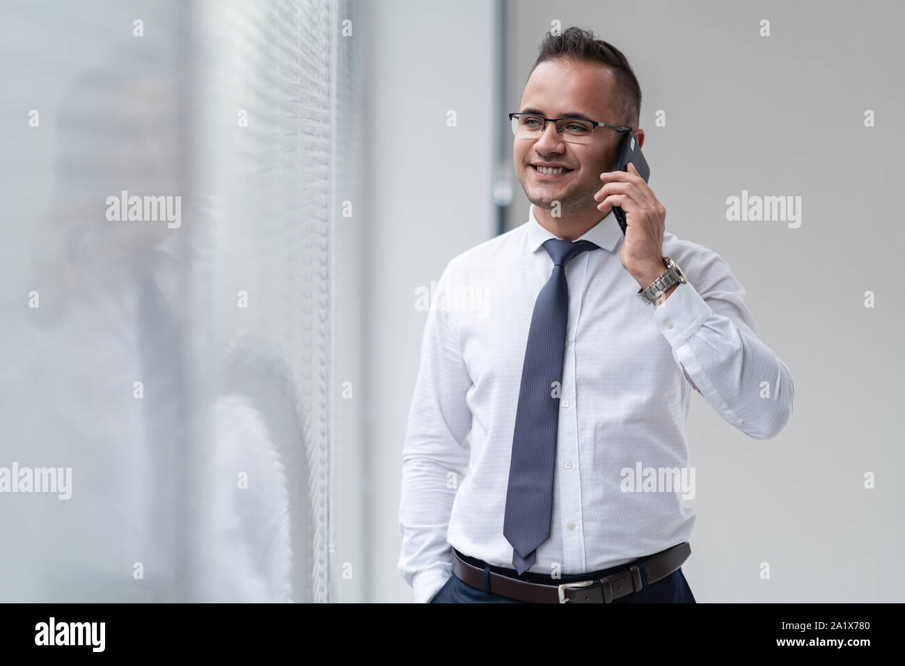 Smiley mit dem handy telefonieren -Fotos und -Bildmaterial in hoher ...