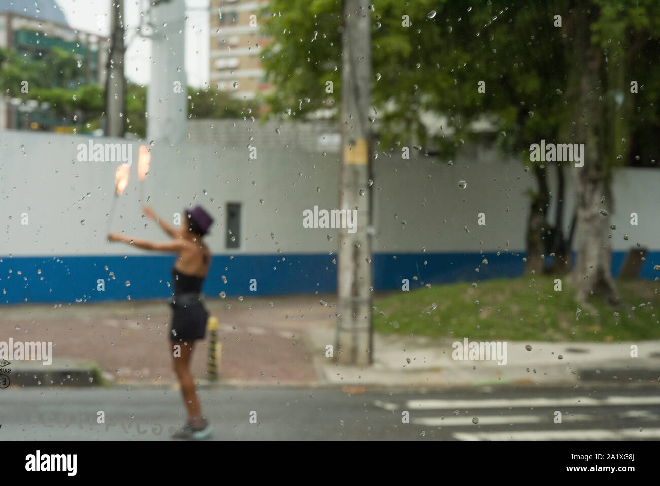 Rio de Janeiro, Brasilien - 03. März 2016: Frau jongliert in der Stadt ...