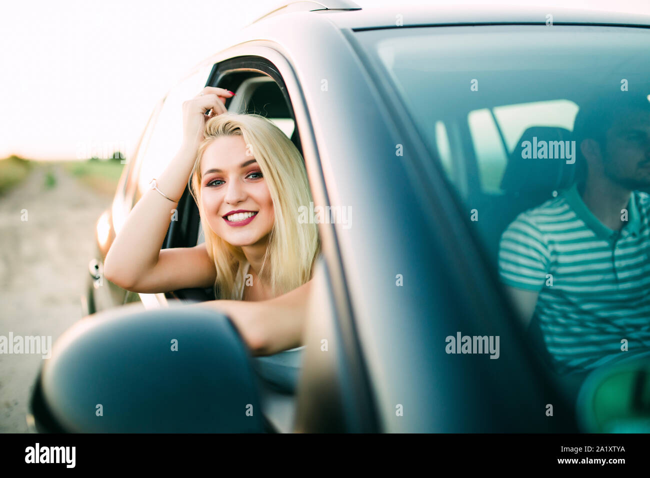 Aus Dem Auto Steigen Stockfotos und -bilder Kaufen - Alamy