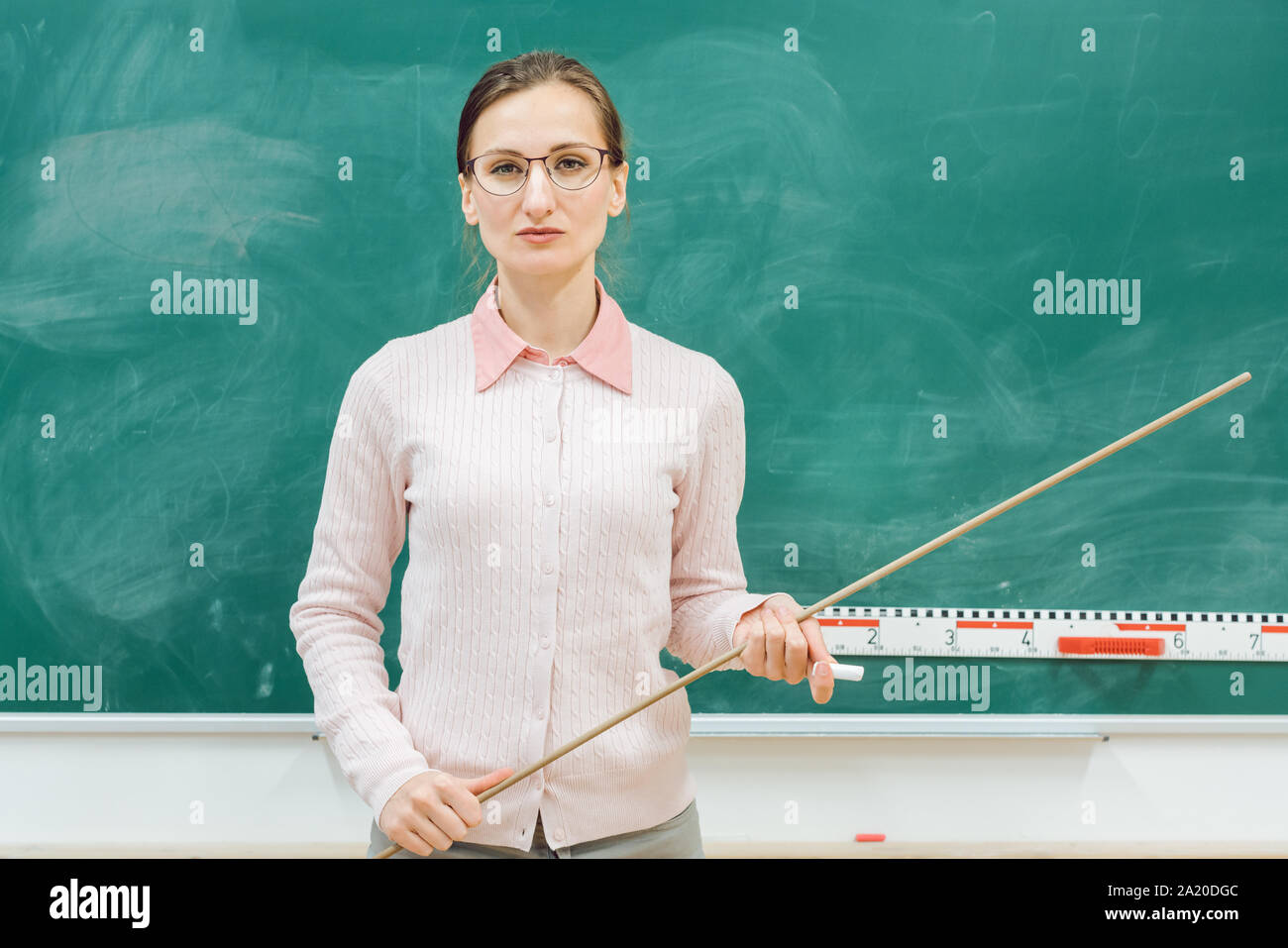 Strenge frau -Fotos und -Bildmaterial in hoher Auflösung – Alamy