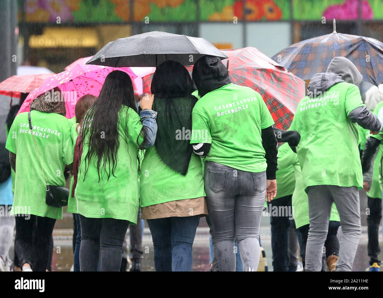Essen, Deutschland. 30 Sep, 2019. Die Passanten mit ihren Schirmen ...