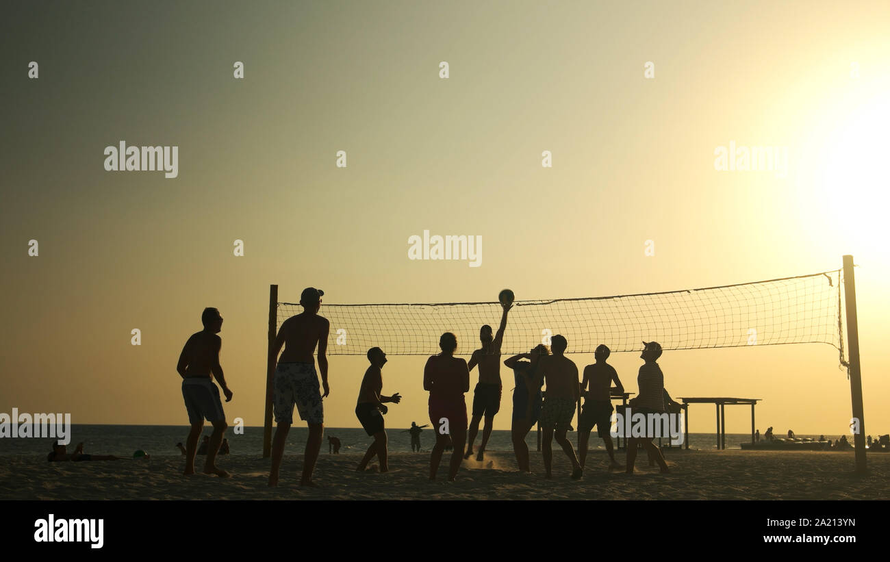 Volleyball spielen am strand -Fotos und -Bildmaterial in hoher ...