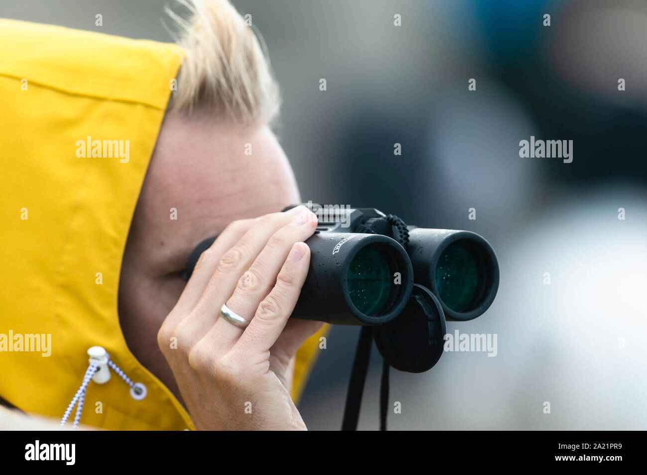 Ein zuschauer schaut durch sein fernglas -Fotos und -Bildmaterial in ...