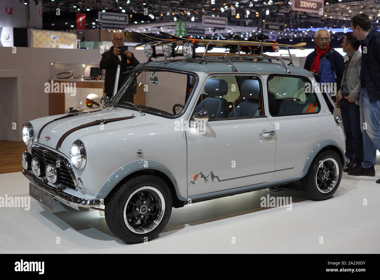 Kleinen Weißen Oldtimer vom Auto Marke Mini Austin mit Skiern auf dem ...