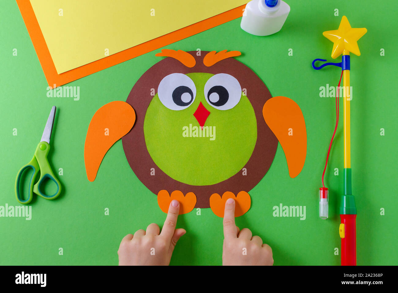 Paper glue scissors -Fotos und -Bildmaterial in hoher Auflösung – Alamy