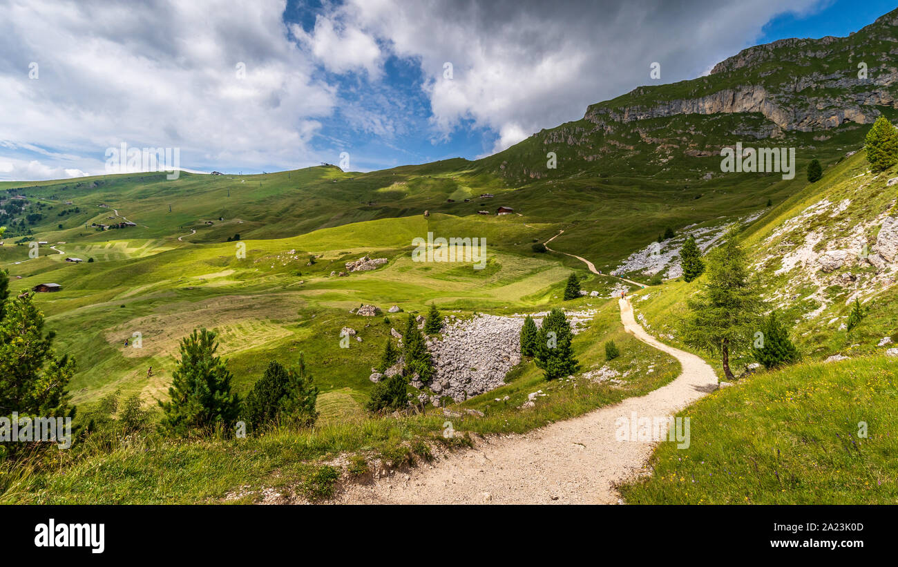 Straße auf der Seceda Peak durch das grüne Tal an der erstaunlichen ...