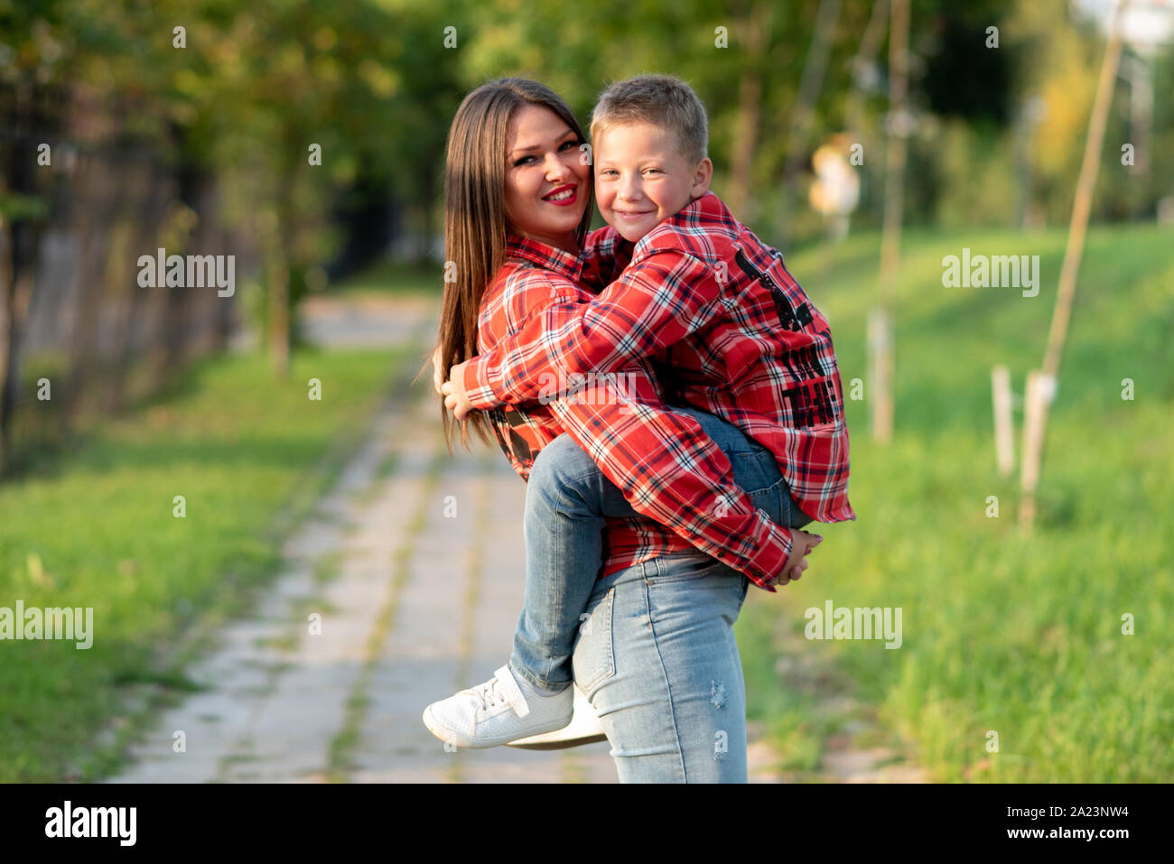 Mama mit einem Lächeln hält ihren Sohn in die Arme Stockfotografie - Alamy