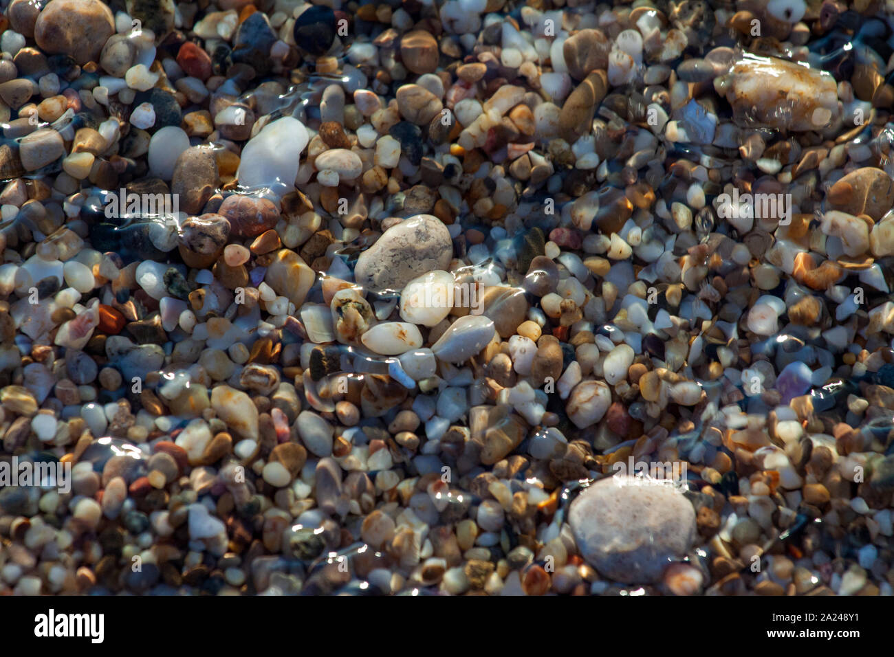 Meer Kieselsteinen farbige Granit am Strand Hintergrund Steine. Der ...