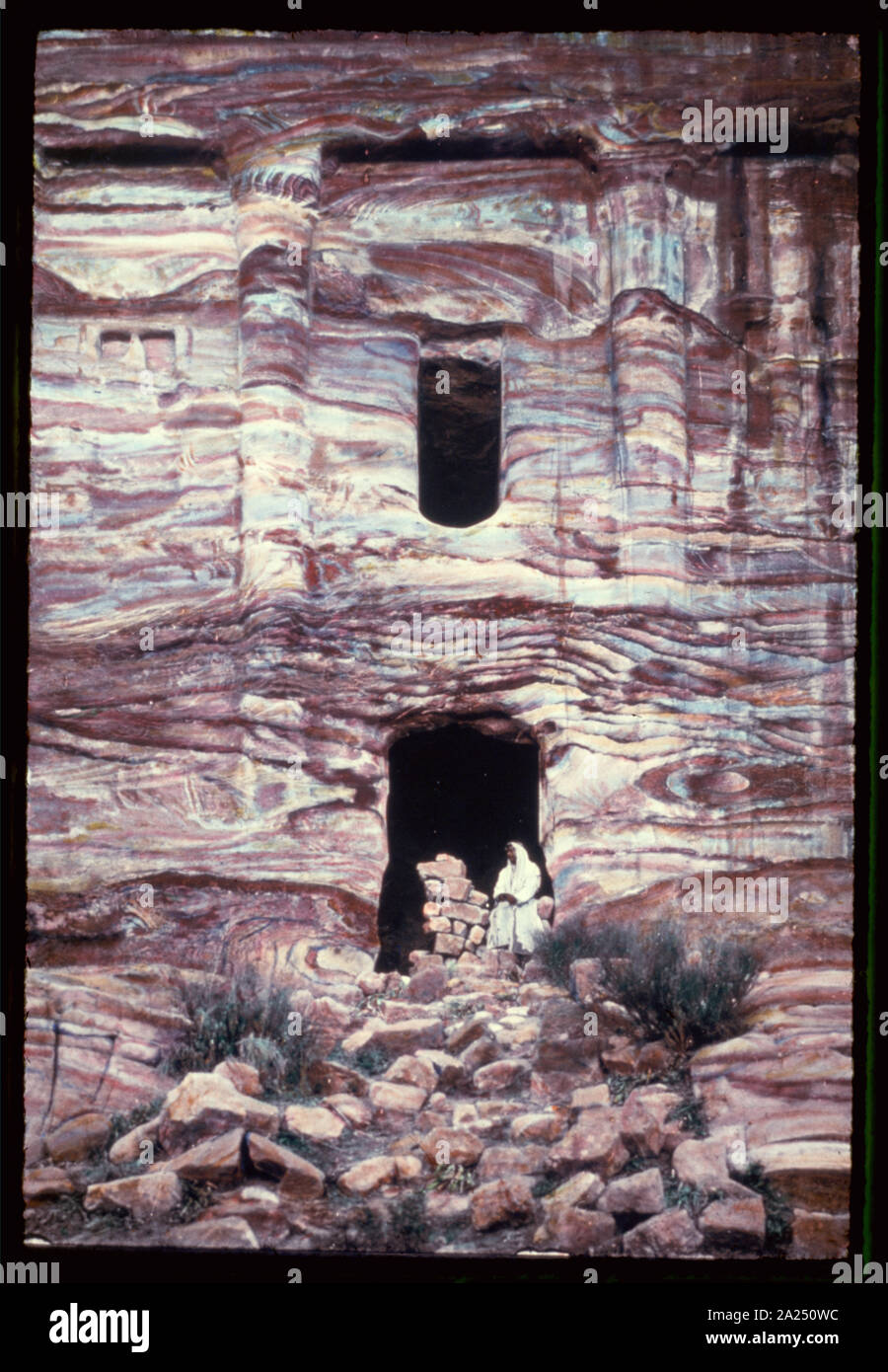 Petra, Mt. Hor und Akabah. Petra, bunte Äderung in Sandstein ...