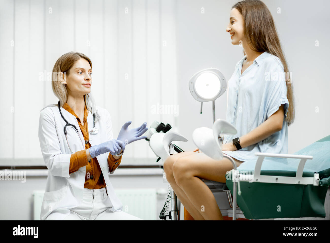 Patientin Frauenarzt Untersuchungsstuhl Fotos Und Bildmaterial In