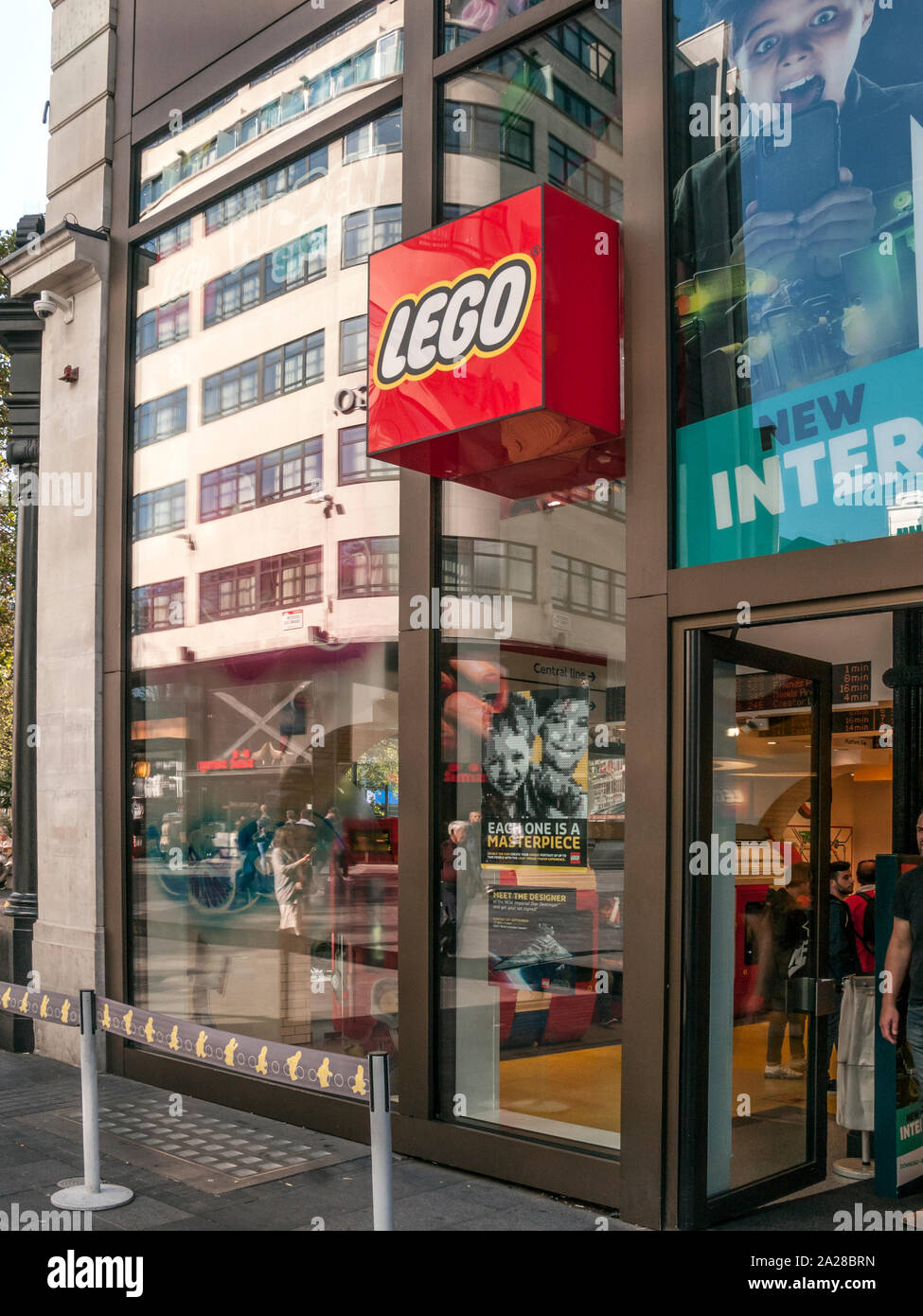 Lego store leicester square -Fotos und -Bildmaterial in hoher Auflösung ...