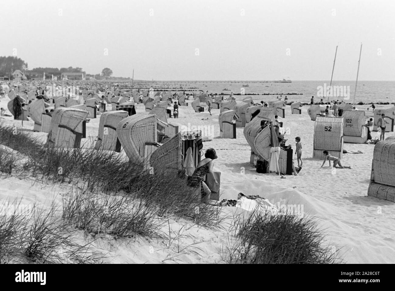 Strandkörbe im dem Strand an der Nordseeküste, Deutschland 1960er Jahre ...