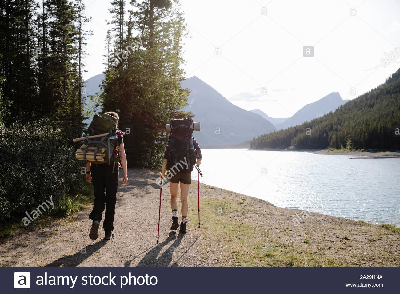 Frau am fluss entlang wandern -Fotos und -Bildmaterial in hoher ...