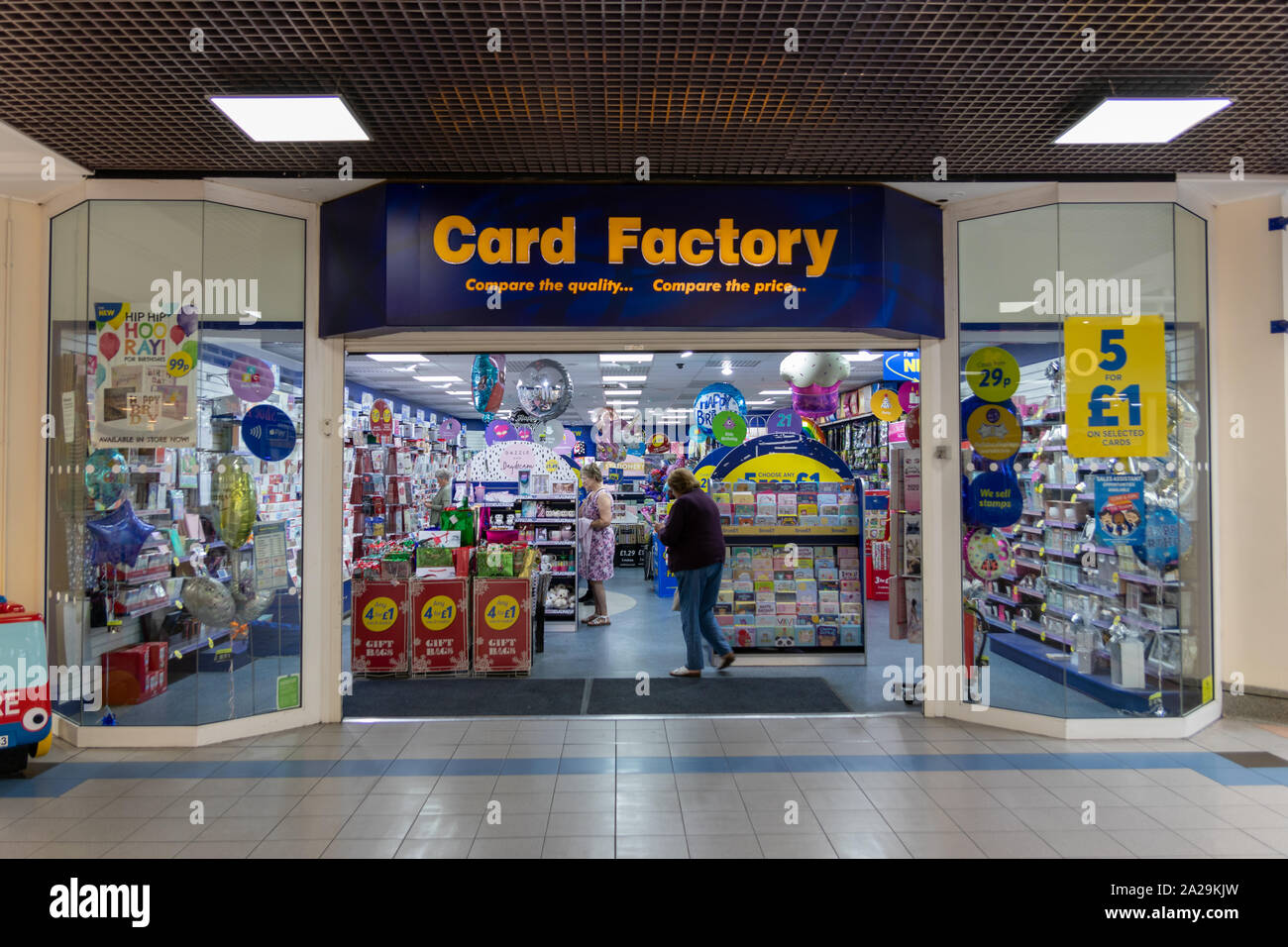 Card factory shop -Fotos und -Bildmaterial in hoher Auflösung – Alamy