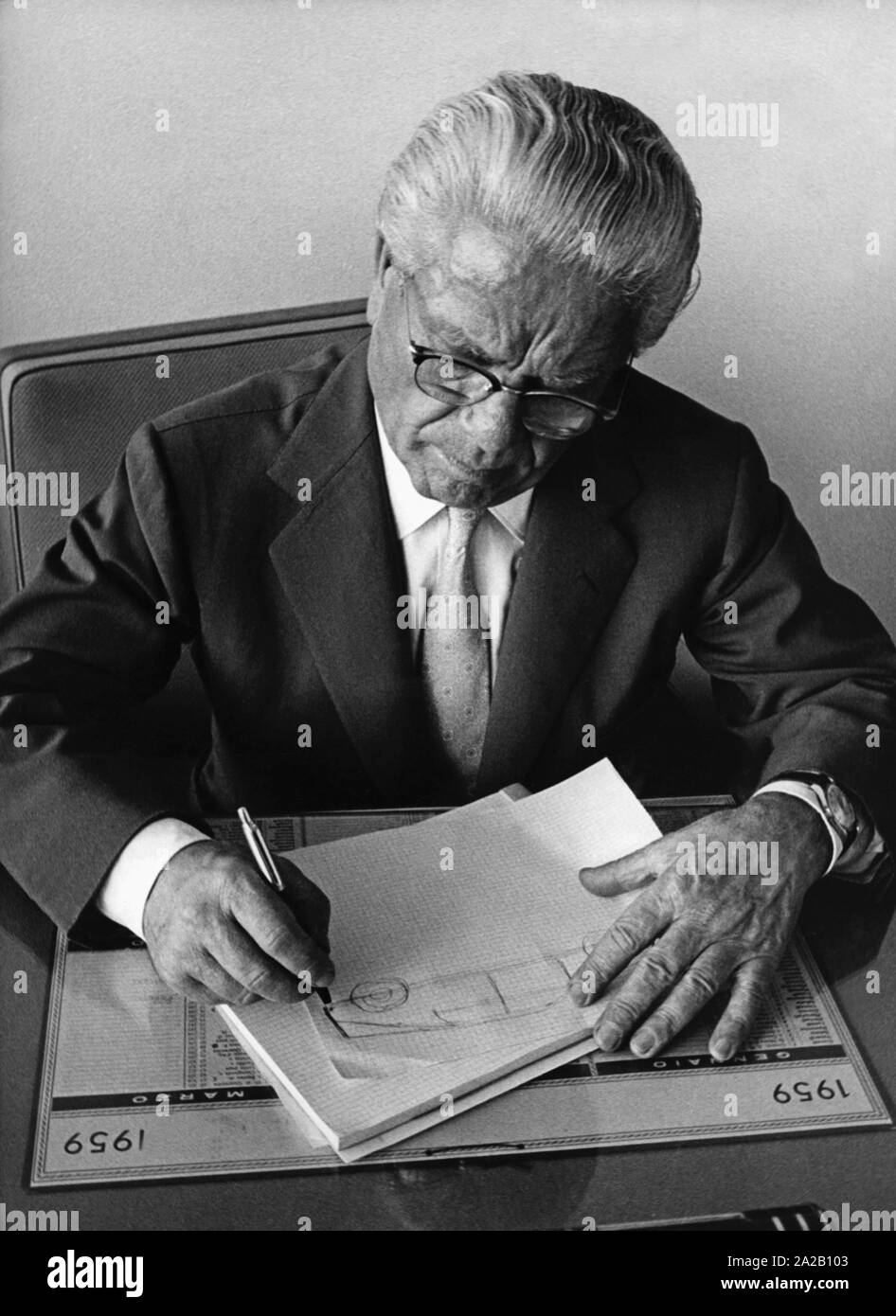 Das Bild zeigt die bekannte Autodesigner Battista "Pinin" Farina (ab ...