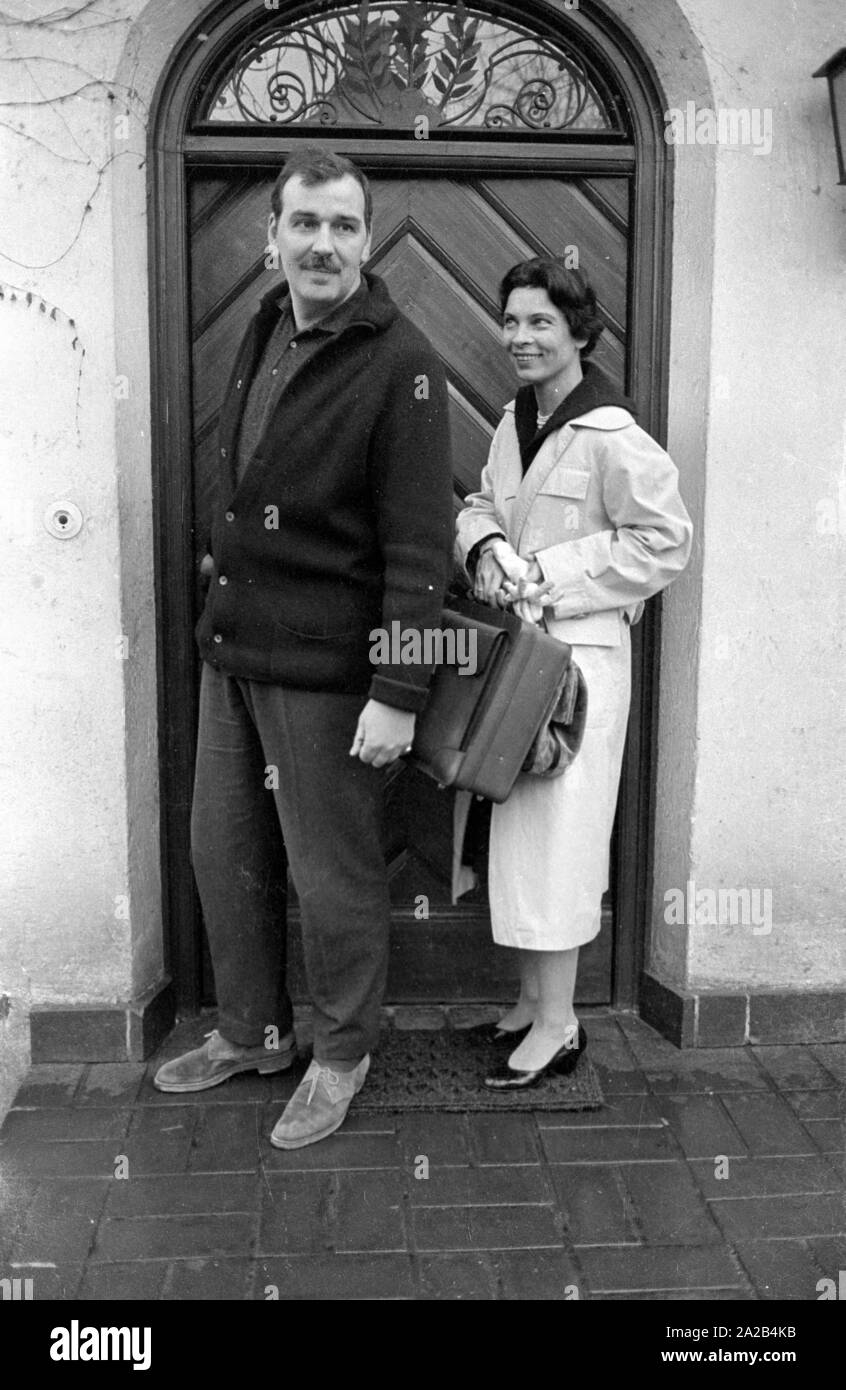Foto von Bernhard Wicki und seine Frau Agnes Fink vor Ihrer Tür ...