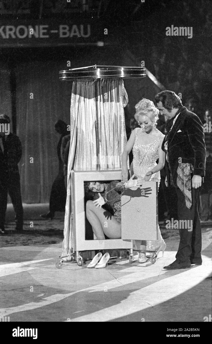 Patrick Macnee Stockfotos und -bilder Kaufen - Alamy