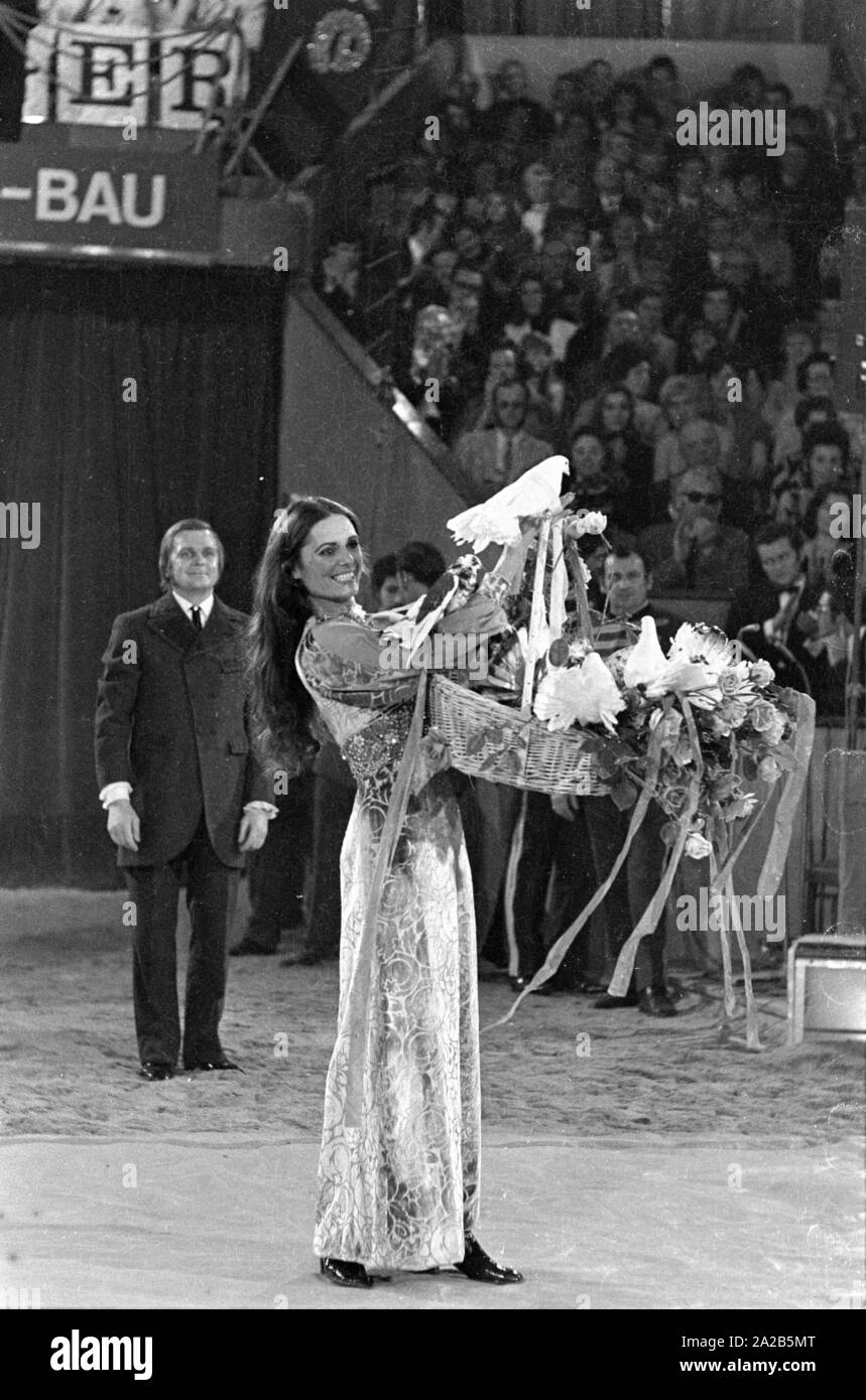 Schauspielerin und Sängerin Daliah Lavi führt in einem Tier Show mit ...