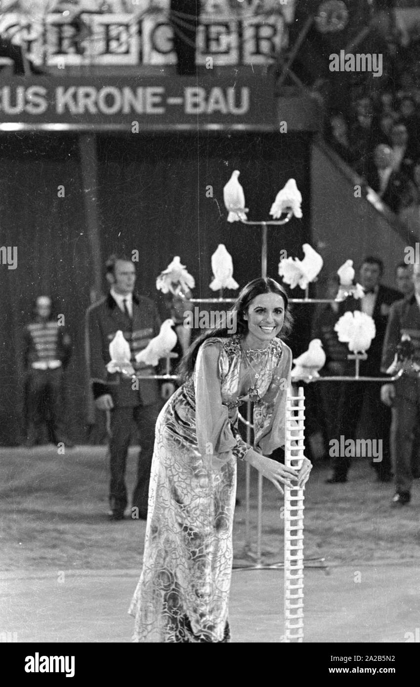 Schauspielerin und Sängerin Daliah Lavi führt in einem Tier Leistung ...